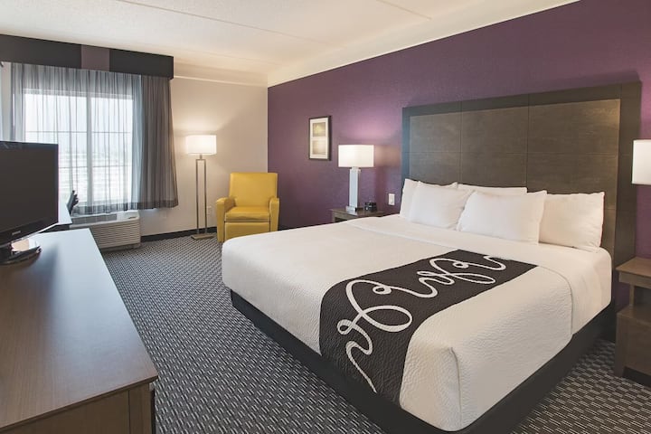 1 King Bed, La Quinta, Near Adventure At Six Flags - Arlington, TX