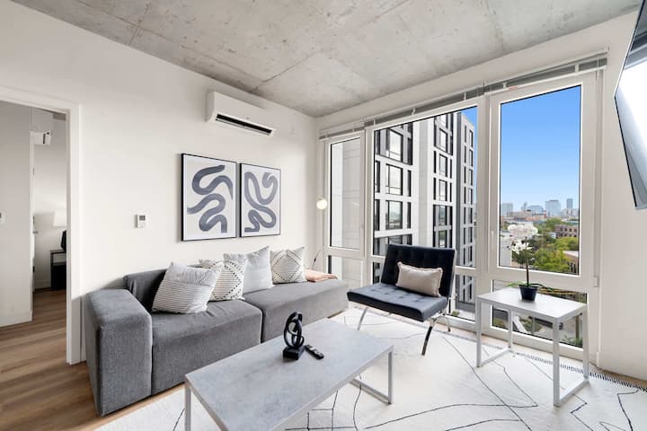 New 4 King Bed / Family Ready Apartment - Lake View - Chicago