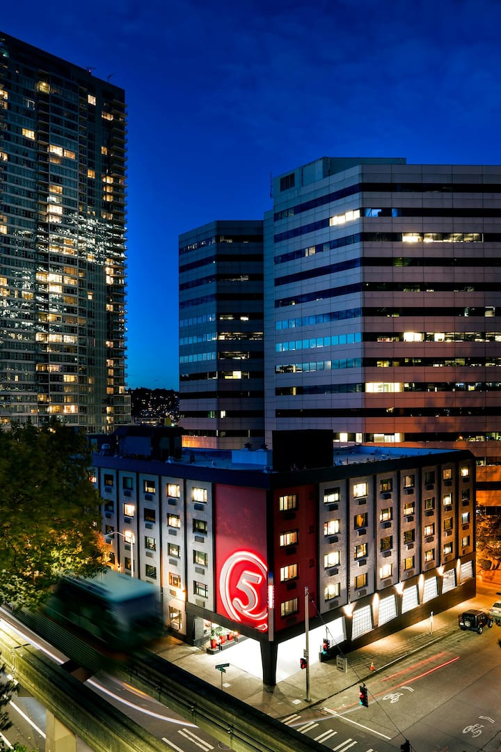 Stay Groovy By Monorail & Market - Seattle, WA