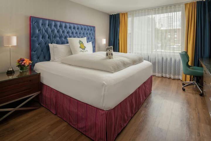 Metro View King Room With Roll-in Shower - Portland, OR