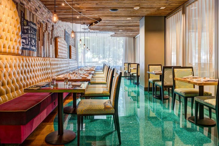 Live Weird, Sleep Sweet On The Waterfront - Portland, OR