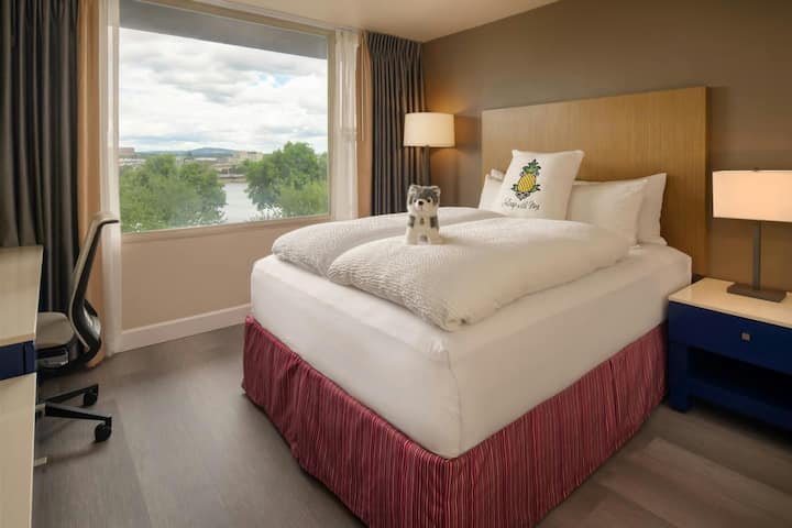 Pop-art Vibes & River Views Await - Portland, OR