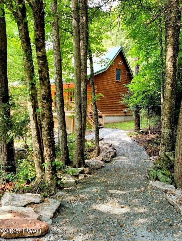 Creekfront Secluded Log Cabin - Narrowsburg, NY