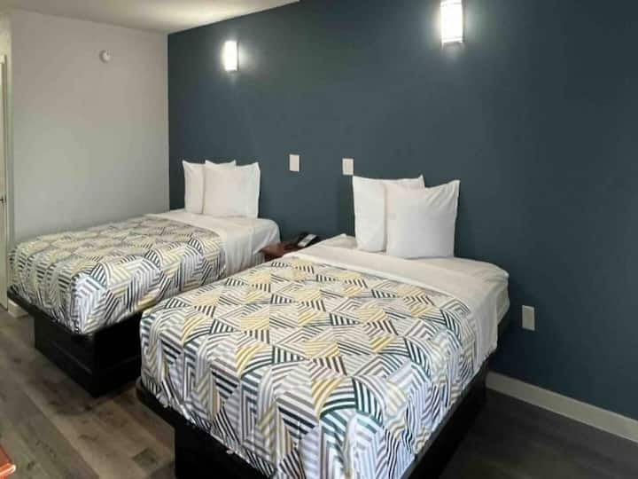 2 Lits Queens | Fumer | Réfrigérateur - Greenwood, MS