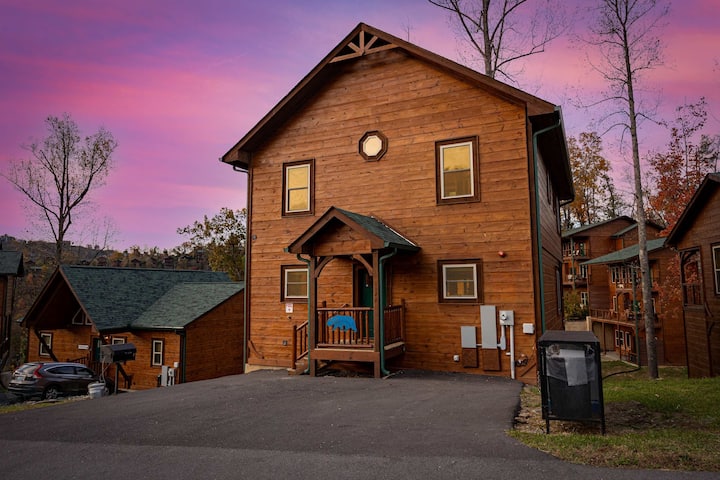 Modern Cabin • Movie Theater • Hot Tub • Game Room - Gatlinburg, TN