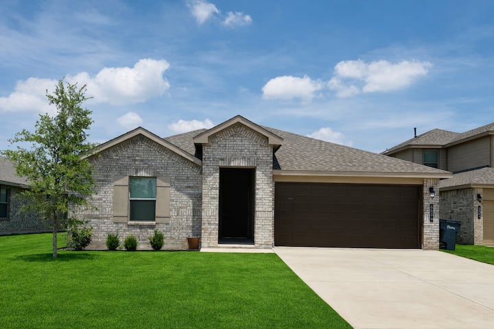 Fifty5 Modern Westmont Retreat - Lubbock, TX