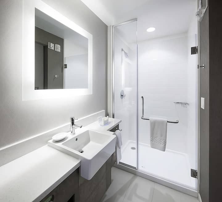 2 Pet-friendly Units, Comes With Free Breakfast! - Clearwater Beach, FL
