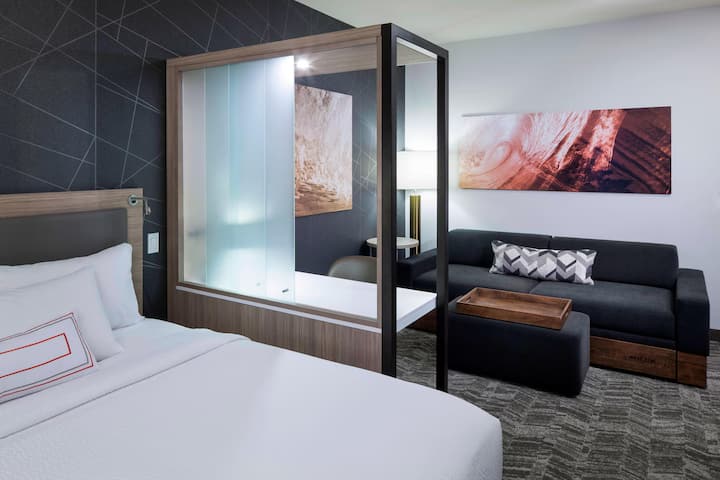 Enjoy The Perks! Free Breakfast, Outdoor Pool! - Clearwater, FL