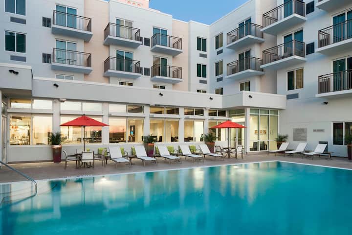 Relax And Unwind! 2 Convenient Units, Pool - Clearwater
