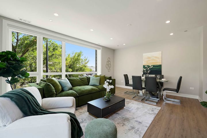 Modern 2br2ba Condo Free Parking And Balcony -