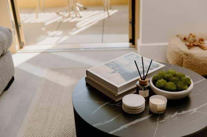 Refined Urban Living | 2-bed Apartment W/ Balcony - London, UK