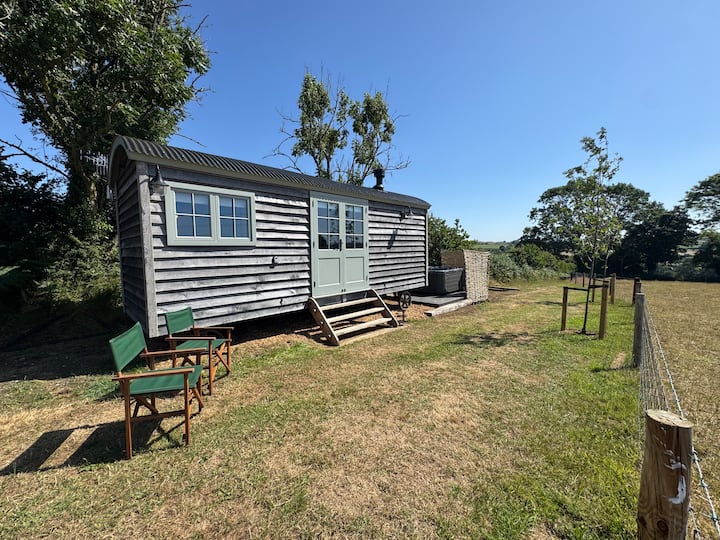 Tranquil, Luxury Shepherd’s Hut, Hot Tub & Views - Bridport