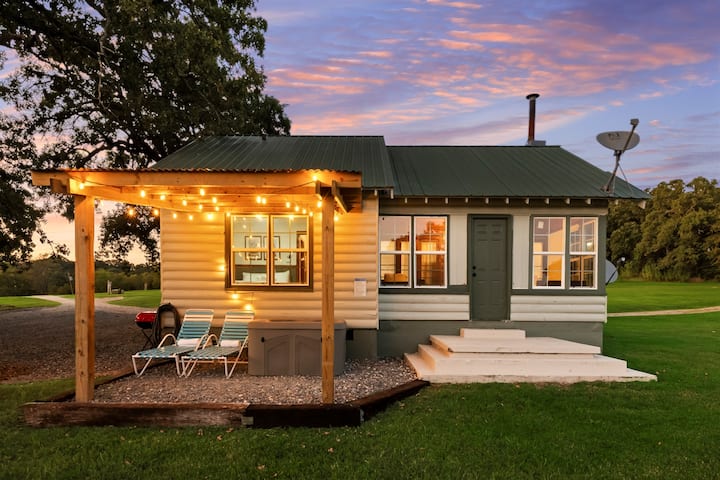 Cedar Nest- Lakefront Cabin Retreat With A Jacuzzi - Lake Texoma