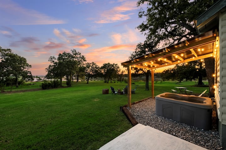 Cedar Nest- Lakefront Cabin Retreat With A Jacuzzi - Lake Texoma