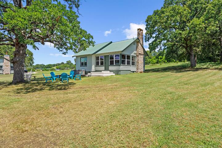 Cedar Nest- Lakefront Cabin Retreat With A Jacuzzi - Lake Texoma