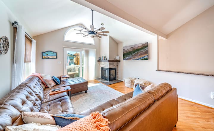 Spacious 5-br Retreat W/ Deck, Fireplace & Parking - Sea Isle City, NJ