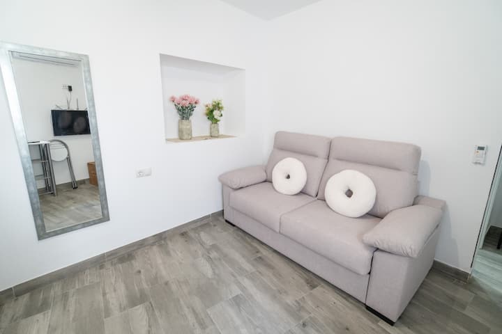 Modern Studio With Sofa Bed & Terrace – 2 Pax - Morón de la Frontera