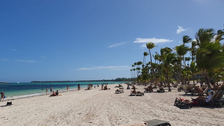 Spacious Beachside 4br Condo With Pool View - Punta Cana