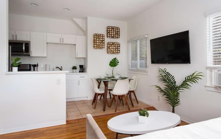 Gaslamp Condo • Free Parking • Sleeps 6 - Coronado, CA