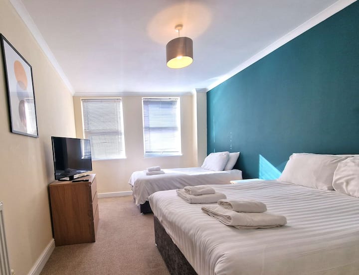 Central Old Town - Spacious Family Apartment - Swindon