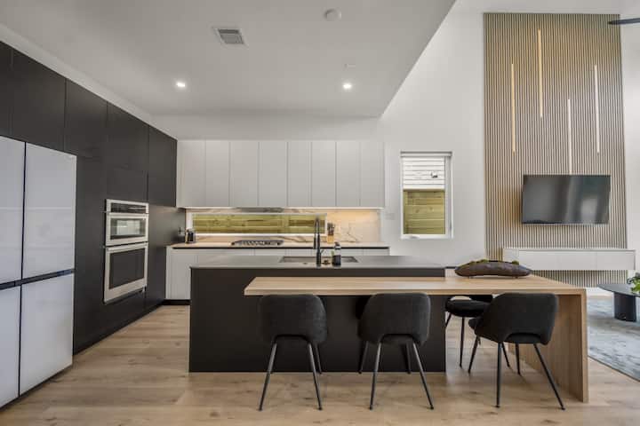 The St. Zane Lofts | Luxury Home Sleeps 10 - Houston, TX