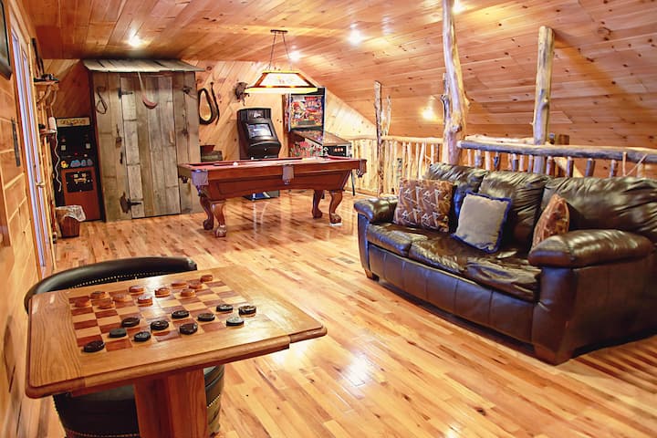 Almost Heaven Deluxe Log Cabin - Chief Logan State Park, Logan