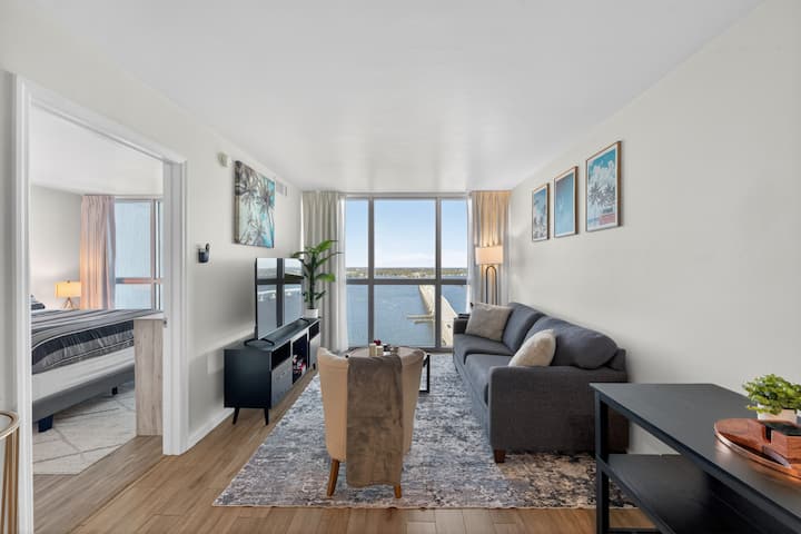 Luxe Stay | Water & City View In Downtown Ft Myers - Fort Myers