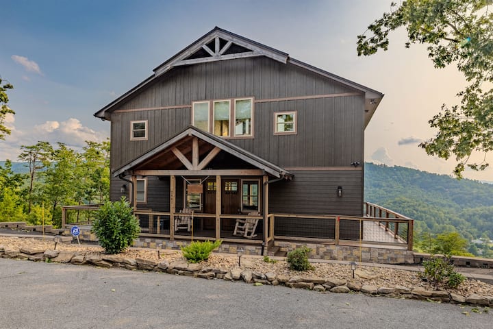 Festive Holiday 4bd Mtn Lodge: Views Tub Fun - Pigeon Forge, TN