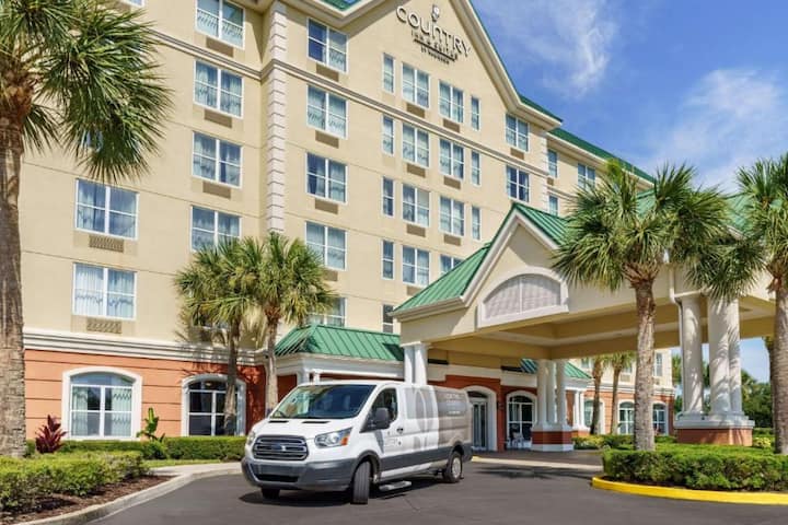Near Orlando Airport + Free Shuttle & Breakfast - Orlando, FL