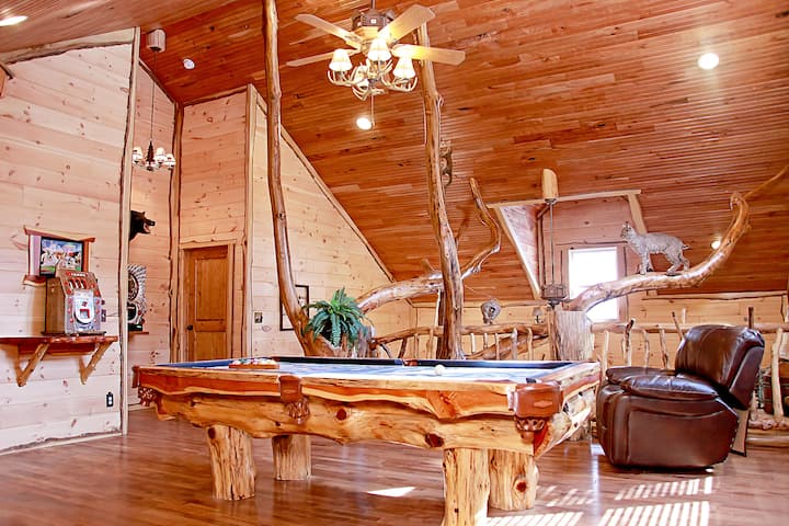 Bearly Ruff-n-it Deluxe Log Cabin - Chief Logan State Park, Logan