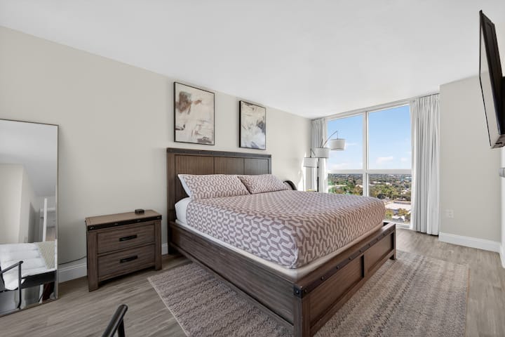 King Suite | City + Water Views - Fort Myers, FL