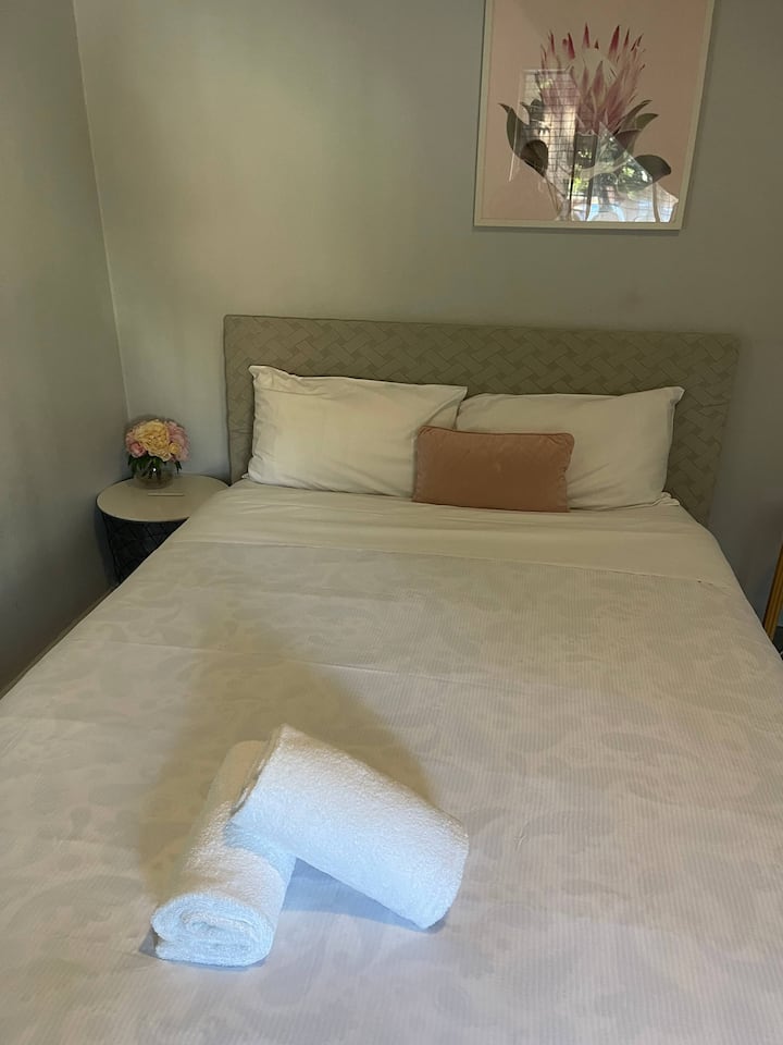 Queen Room Retreat - Easy Access Location - Auburn