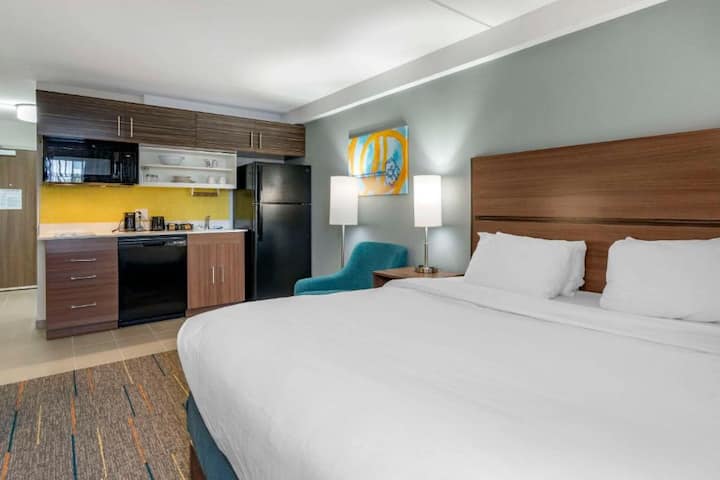 Restful Stay In Lexington | Free Breakfast - Lexington