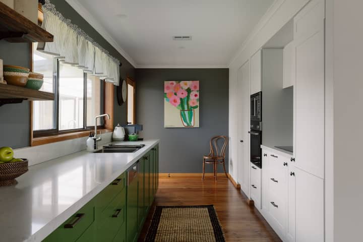 Nancy’s Of Trentham | Stylish 3br Walk To Town - Trentham