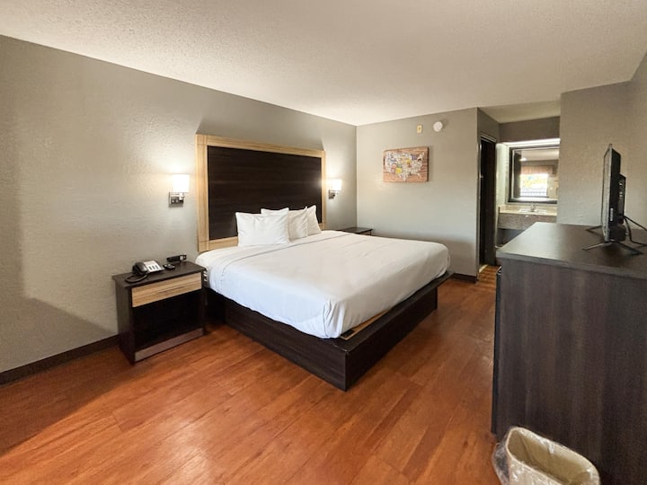 Ms6 Prattville |1 King Bed | Smoking - Millbrook, AL