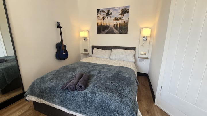 Self-contained Gatwick Studio -Parking & Fast Wifi - Crawley