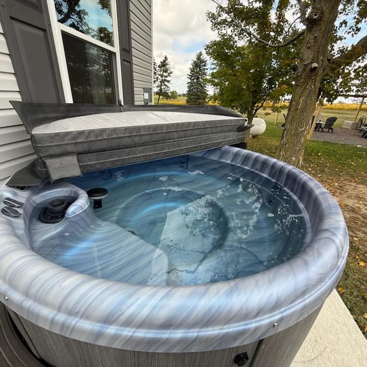 12 Guest | New Hot Tub | Fire Pit | Near Wineries - Penn Yan, NY