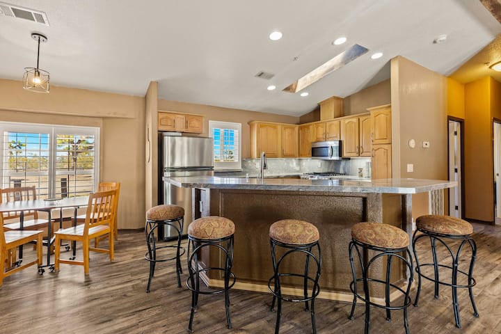 Navigate Stays Pet Friendly Desert Dream - Yucca Valley, CA