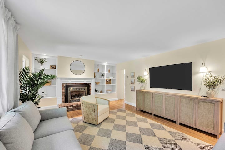 1 Story Family Home Half Mile To Beach With Patio - Martha's Vineyard, MA