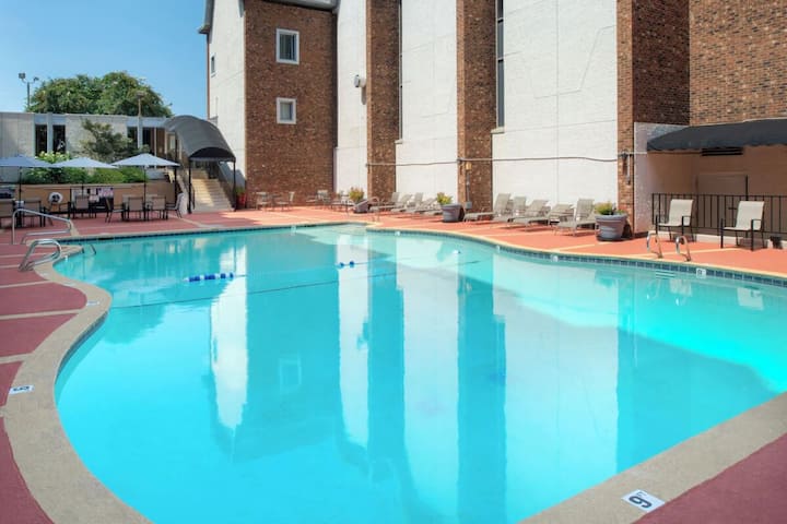 Near Wake Forest + Free Parking. Pool Access. Gym - Winston-Salem, NC