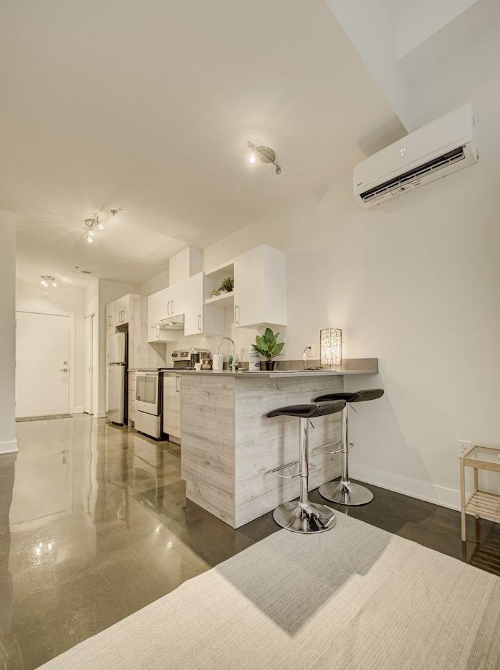 Downtown Gem - Perfect Location Studio - Lasalle