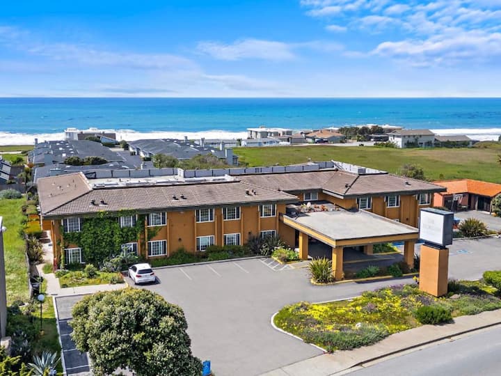 Free Parking, Free Breakfast, Beach Nearby - San Simeón, CA