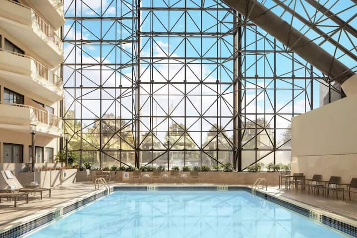 Minutes From Newark Airport  + Free Shuttle. Pool - Newark, NJ