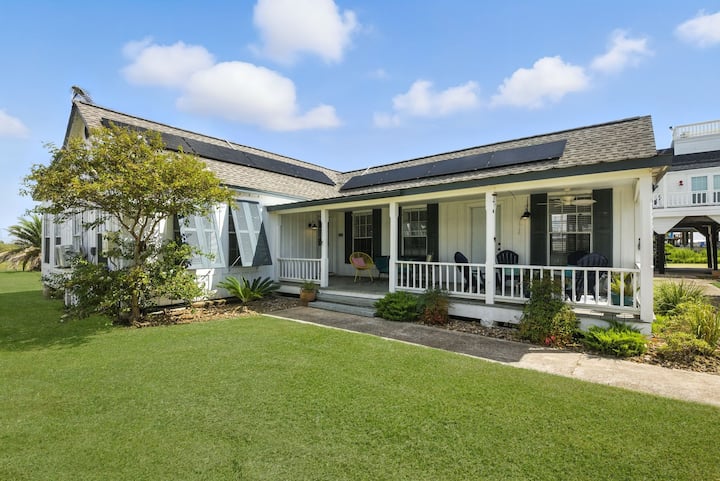 5-min Walk To Beach, Pets & Families + Large Porch - Freeport, TX