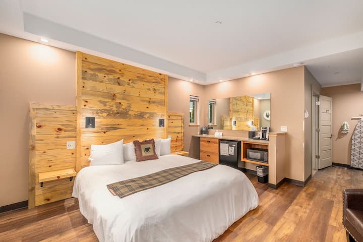 Ada King Room, Ac, Fireplace, Hot Tub - Lodge 103 - Estes Park, CO