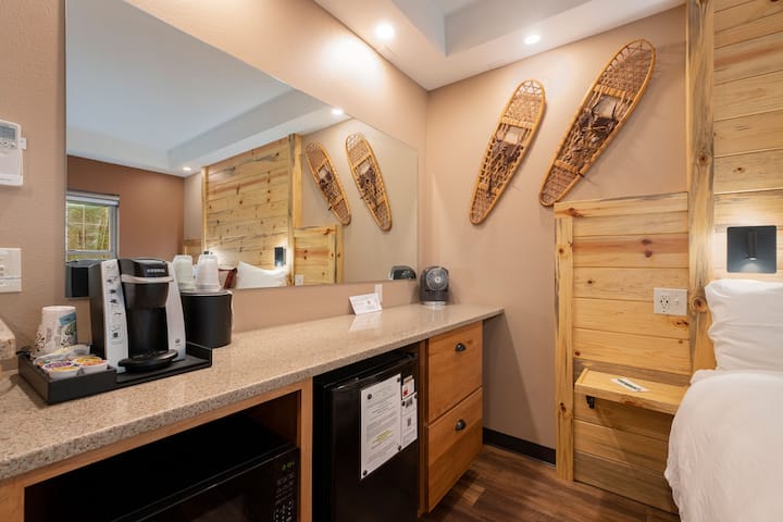 Ac, K Bed, Fireplace, Shared Hot Tub - Lodge 102 - Estes Park, CO