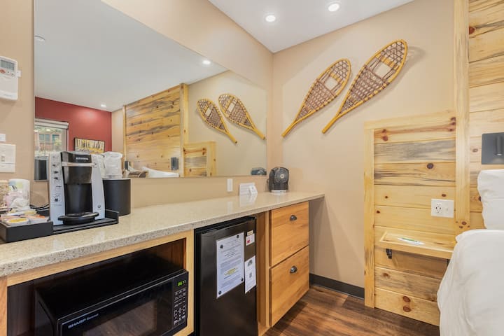 Ac, K Bed, Fireplace, Shared Hot Tub - Lodge 202 - Estes Park, CO