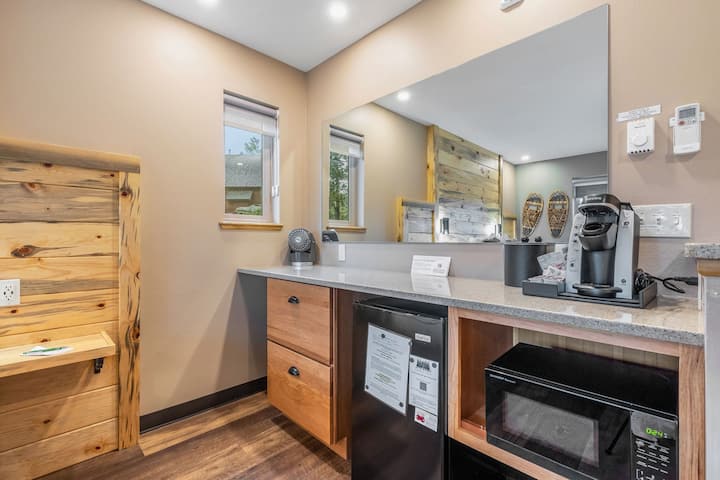 Ac, K Bed, Fireplace, Shared Hot Tub - Lodge 204 - Estes Park, CO