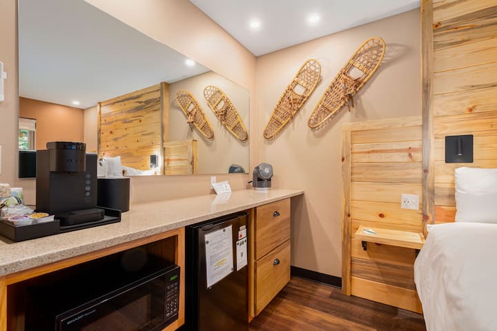 Ac, K Bed, Fireplace, Shared Hot Tub - Lodge 203 - Estes Park, CO