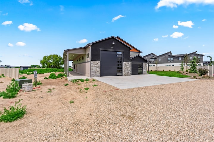 Caldwell 306 Retreat | Sleeps 14 + Pickleball - Caldwell, ID
